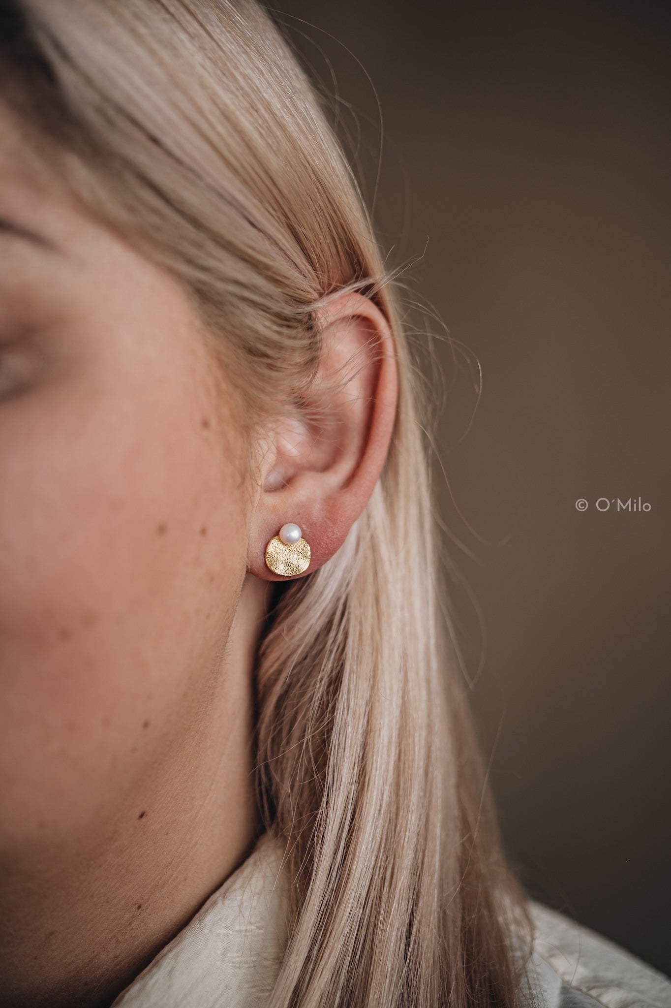Textured Disc Pearl Studs. Mira • O'Milo