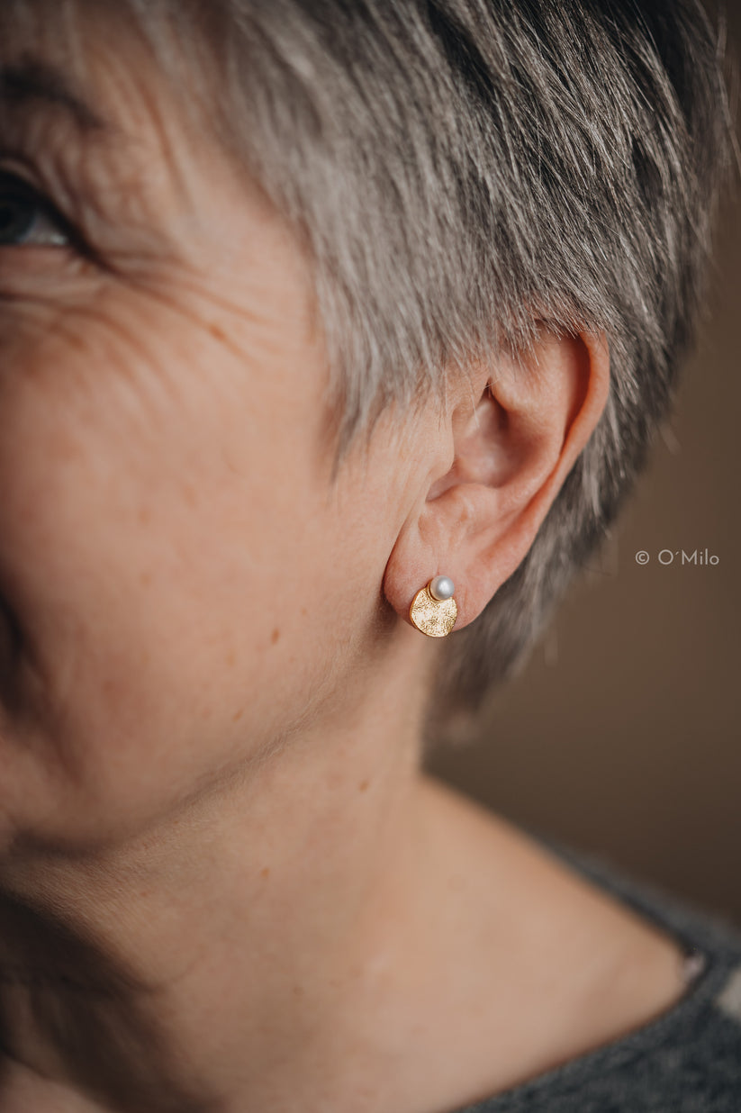 Textured Disc Pearl Studs. Mira • O'Milo